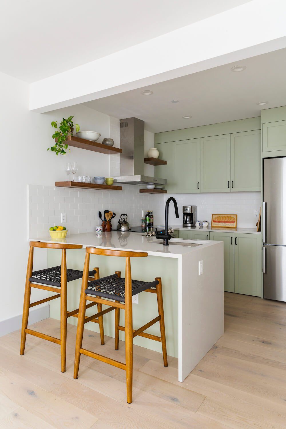 Small Kitchen with Peninsula: Make the Most of Your Space